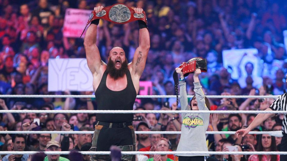 Braun Strowman faz equipa com fã e conquista Raw Tag Team Championships