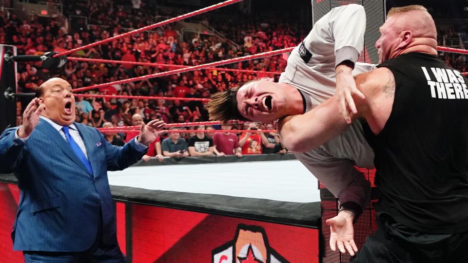 Brock Lesnar destrói Rey Mysterio e Dominick no WWE Raw