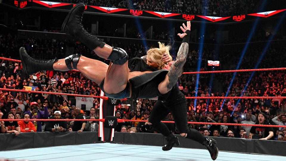 Randy Orton ataca Beth Phoenix com RKO