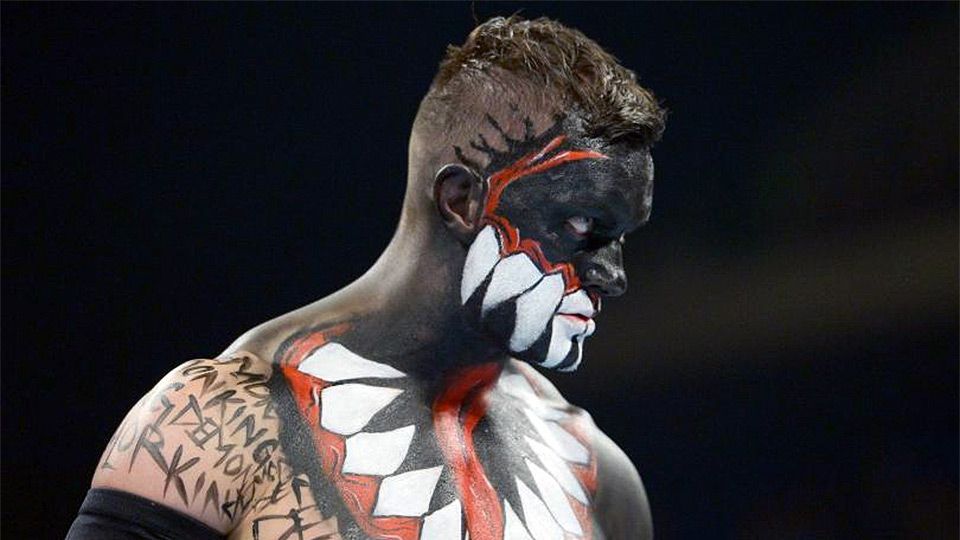 Finn Bálor revela novas tatuagens no braço