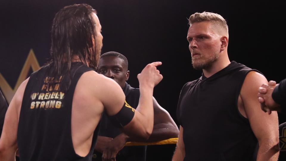 Adam Cole promete acabar com Pat McAfee