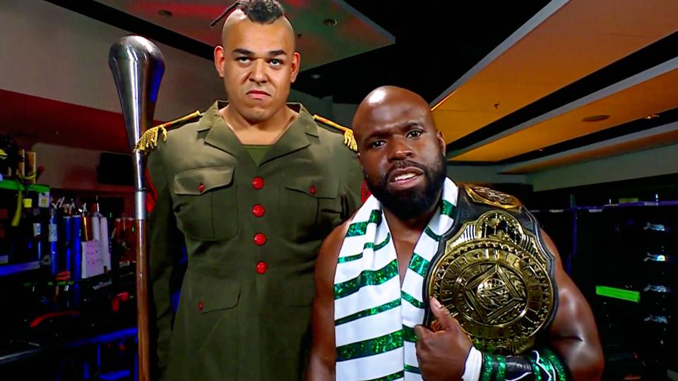 Apollo Crews apresenta Commander Azeez