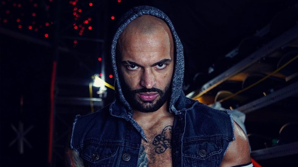 Ricochet explica porque luta em calças de ganga