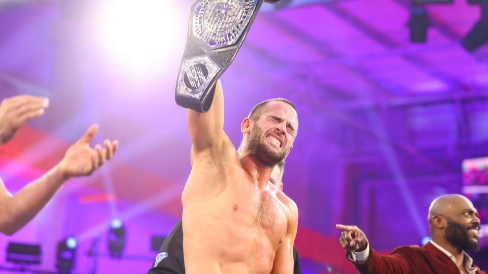 Roderick Strong é o novo NXT Cruiserweight Champion
