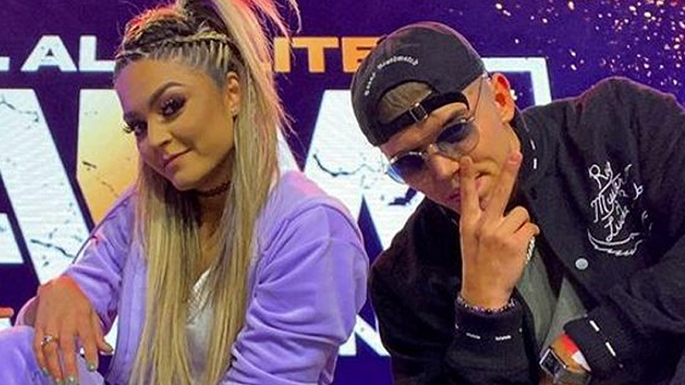 Tay Conti e Sammy Guevara fazem tatuagem em conjunto