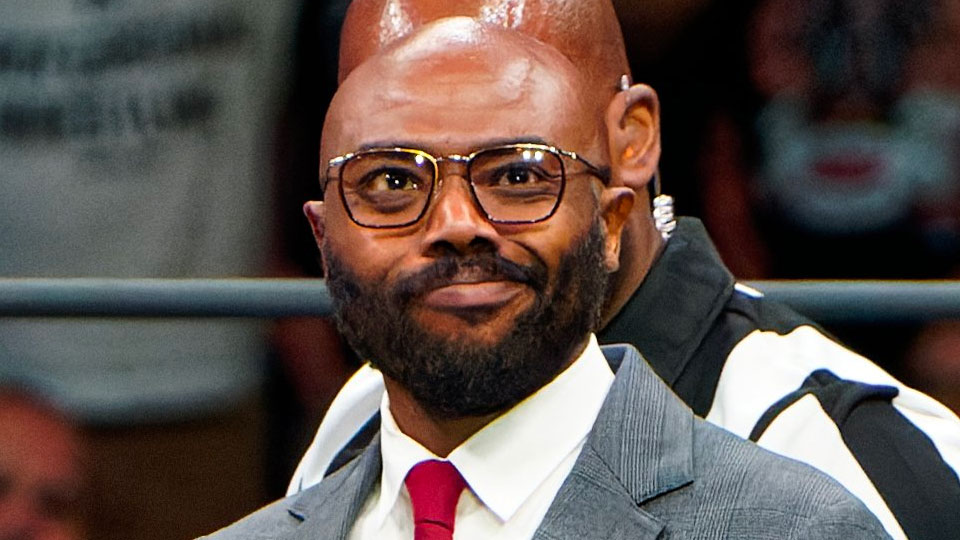 Stokely Hathaway invade escritório de Tony Khan