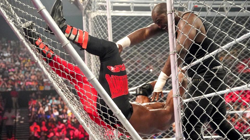 WWE cancelou grande spot do Steel Cage do Raw