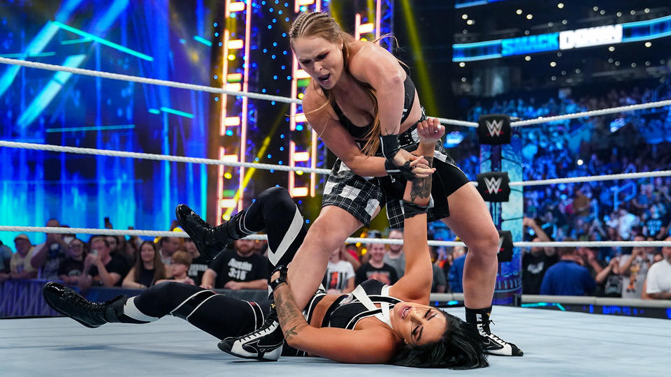 Ronda Rousey ataca Sonya Deville durante intervalo
