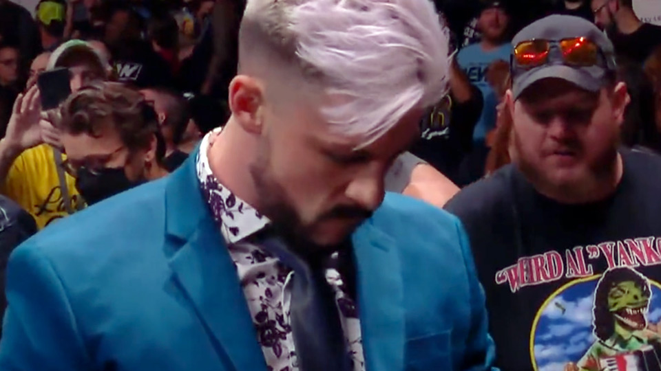 Kip Sabian regressa e ataca campeão