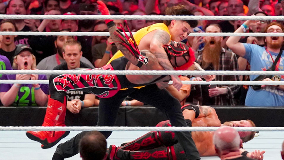 Dominik trai e ataca Edge e Rey Mysterio