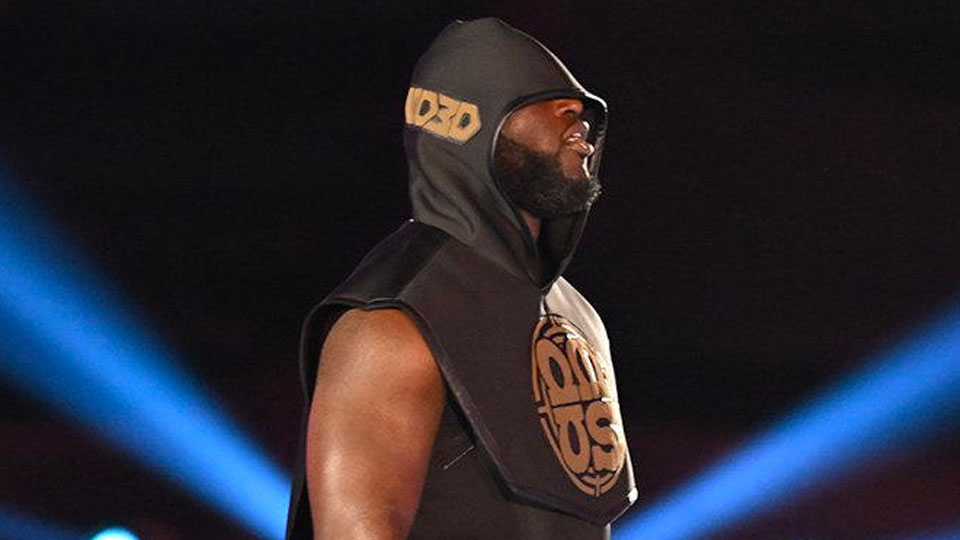 Omos estreia novo visual e é elogiado