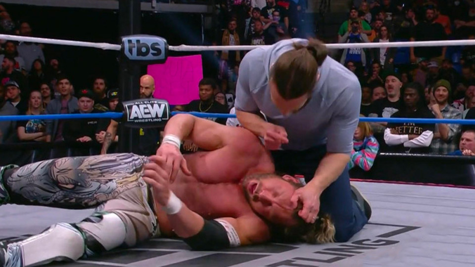 Bryan Danielson regressa e ataca Kenny Omega Bryan Danielson regressa e ataca Kenny Omega