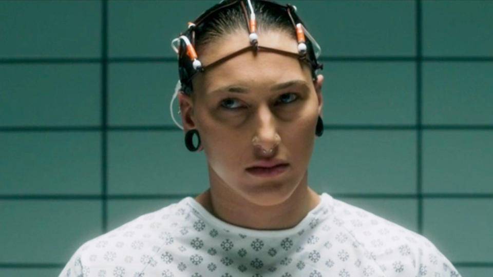 Rhea Ripley ouve voz em cena de Stranger Things