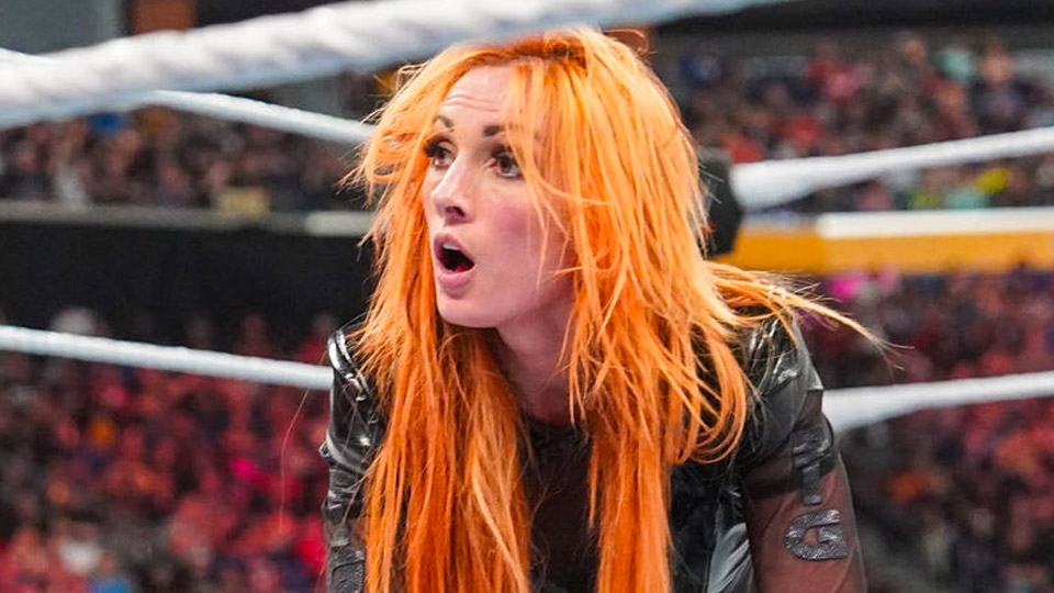 Zoey Stark vence Becky Lynch com ajuda de Trish Stratus