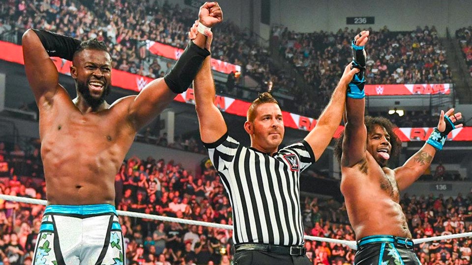 New Day regressam e vencem Viking Raiders