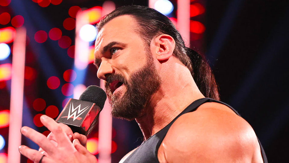 Drew McIntyre goza com lesão de CM Punk Drew McIntyre goza com lesão de CM Punk