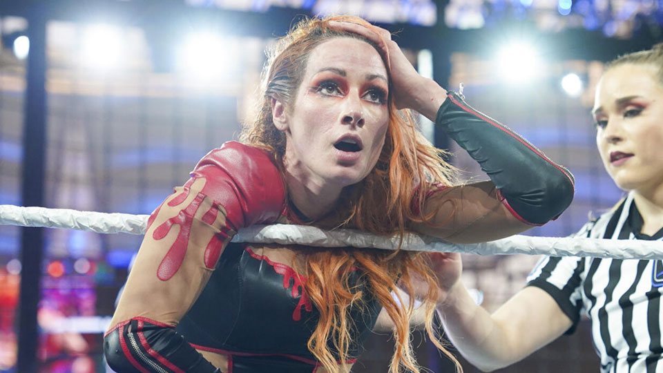 Becky Lynch vence o Women's Elimination Chamber Match