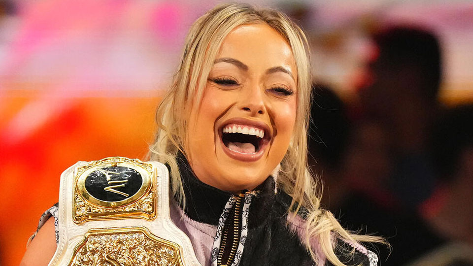 Liv Morgan dá um "hawk tuah" ao Women's World Title