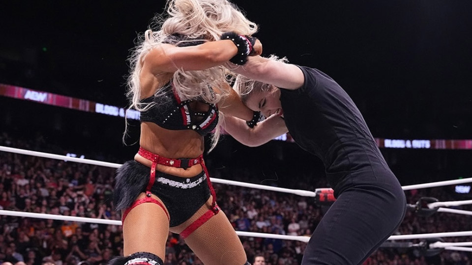 Toni Storm regressa à AEW e confronta Mariah May