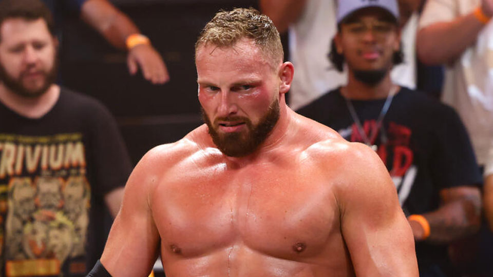 Duke Hudson sai de maca após ataque brutal de Ridge Holland