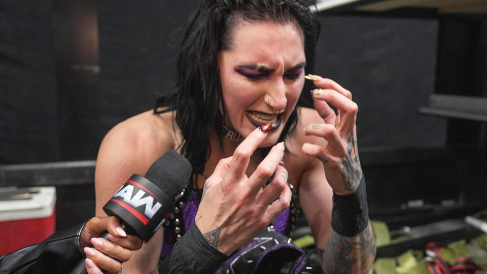 Rhea Ripley reage a grave lesão de Zoey Stark