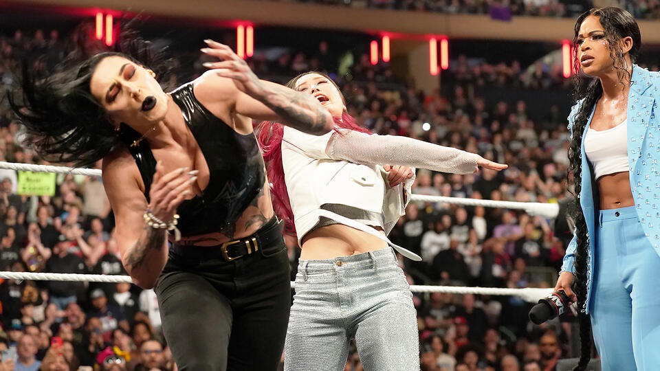 IYO SKY dá estalos a Rhea Ripley e Bianca Belair