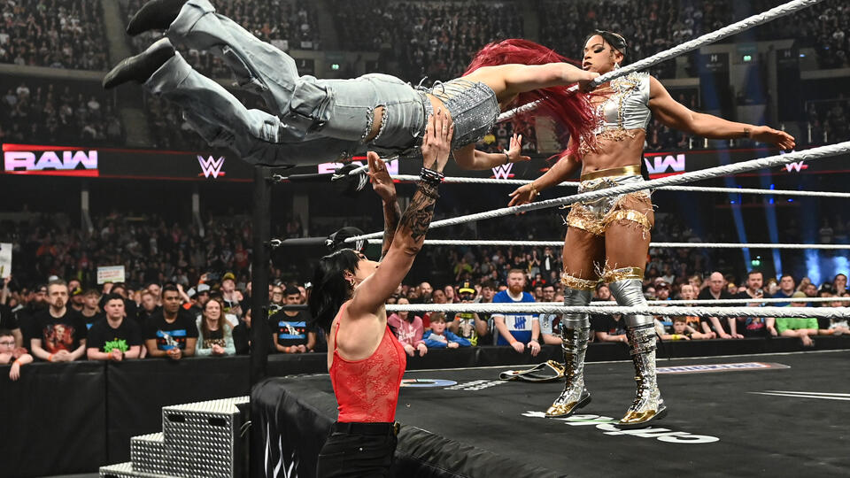 IYO SKY, Bianca Belair e Rhea Ripley envolvem-se em brawl