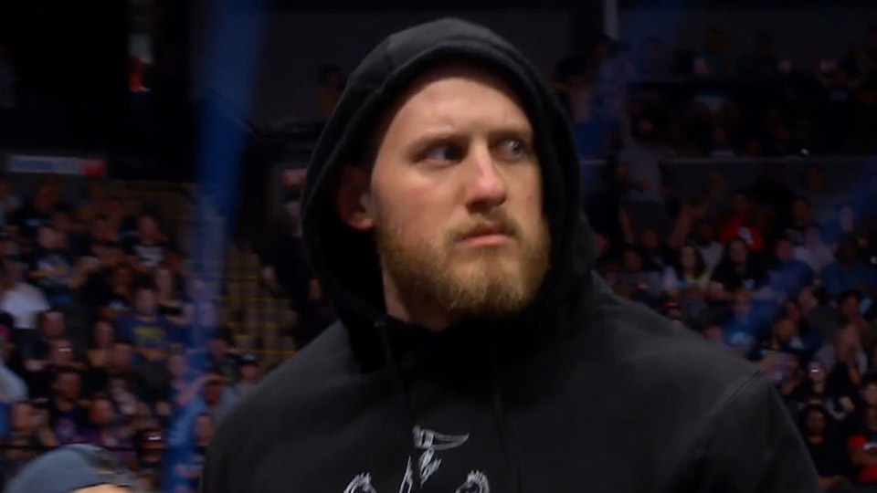 Gabe Kidd ajuda Jon Moxley no Dynamite: Beach Break