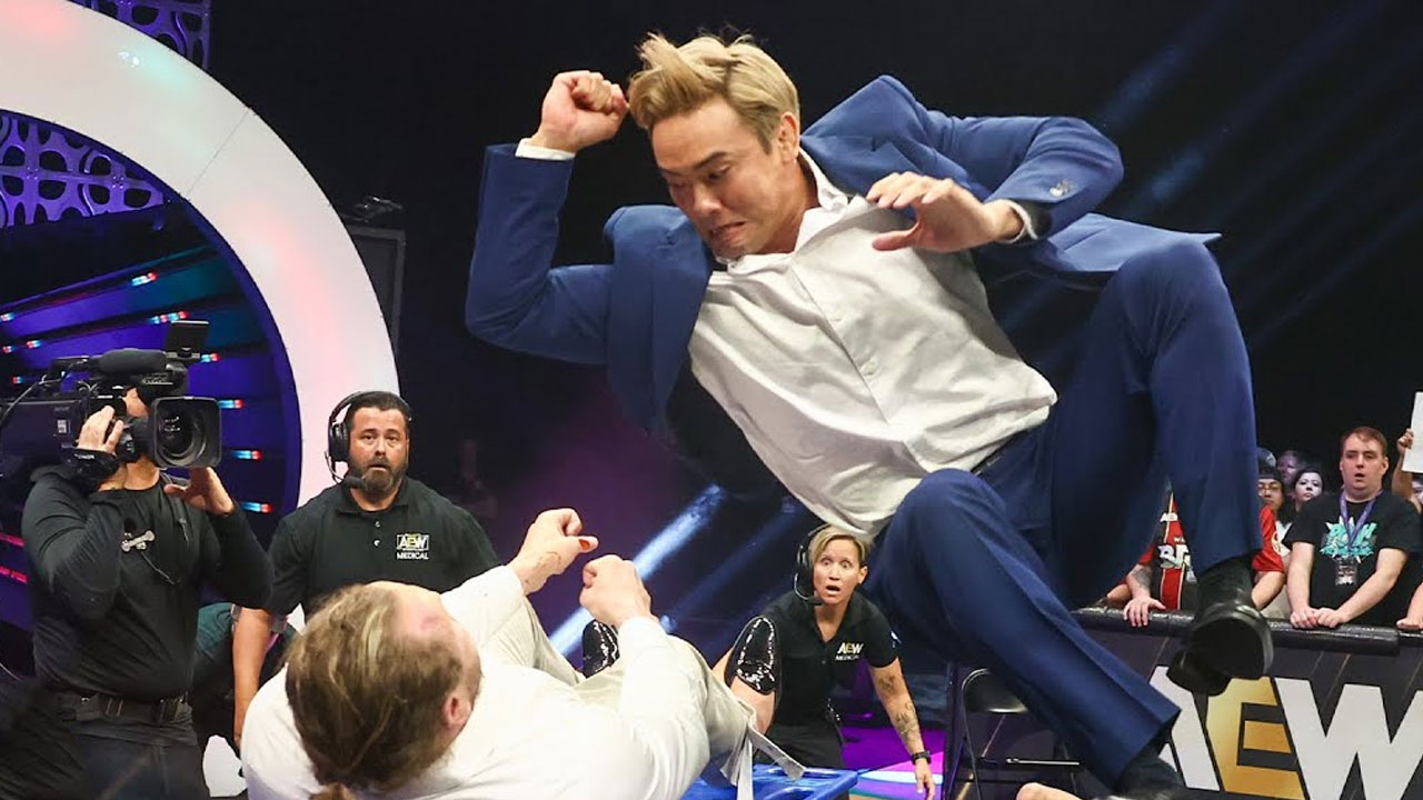 Kenny Omega sai de maca após ataque brutal de Kazuchika Okada