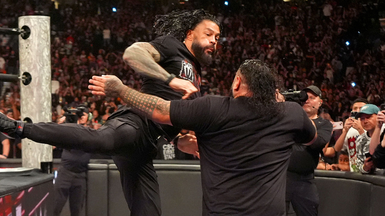 Roman Reigns regressa com ataque e desafio a Bronson Reed
