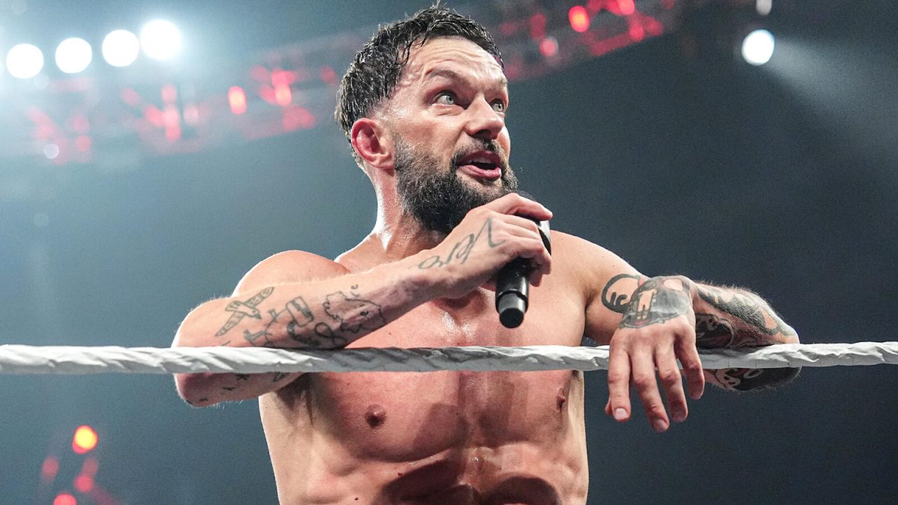 Finn Bálor emociona-se ao falar aos fãs após o Raw